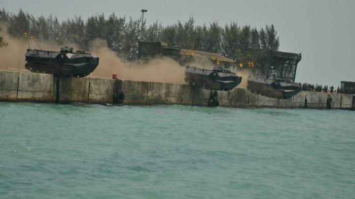 Tank Amphibi Marinir Beraksi di Pantai Merak, Ini Foto-fotonya ...