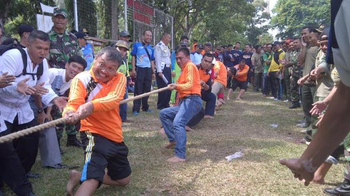 Yonif 141 Juara Tarik Tambang HUT Kemerdekaan RI - Sripoku.com