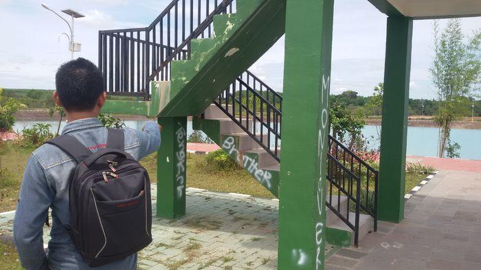 Tiang Pos Pantau Objek Wisata Danau Teluk Seruo Tanjung Senai ...