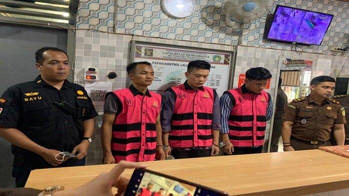 Kejari OKU Selatan Menahan 3 Oknum Pegawai Bank, Diduga Gelapkan Uang Nasabah Rp1,21 Miliar ...