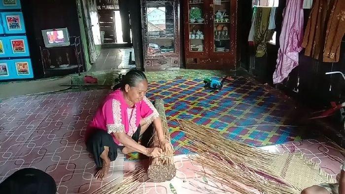 Pengrajin Tikar Purun Pedamaran Bertahan Mesti Kurang Diminati, Gawat ...