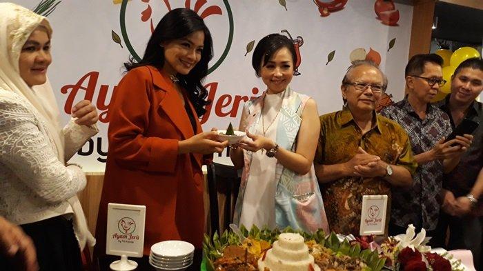 Titi Kamal Resmikan Resto Ayam Jerit di Palembang, Berikut Lokasi dan Daftar Menunya! - Sripoku.com