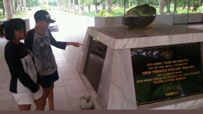 Sebut Kerajaan Sriwijaya Fiktif, Inilah Fakta Prasasti Kedukan Bukit ...