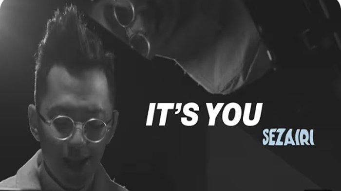 Translate Lirik Lagu It's You - Sezairi: Here We Are Under The Moonlight - Sripoku.com