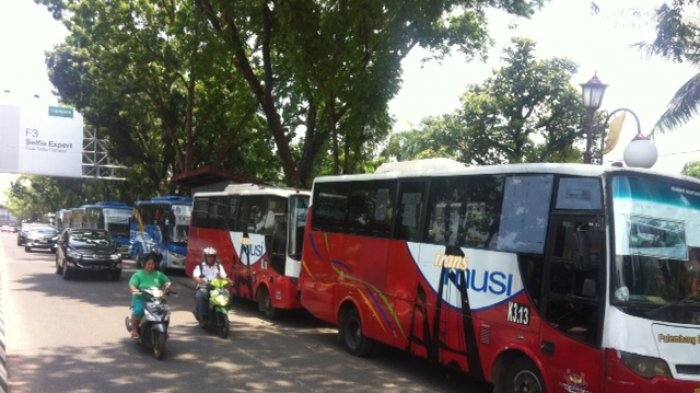 Sopir Transmusi Ikut Mogok Angkut Penumpang. Ini Alasannya (Foto ...