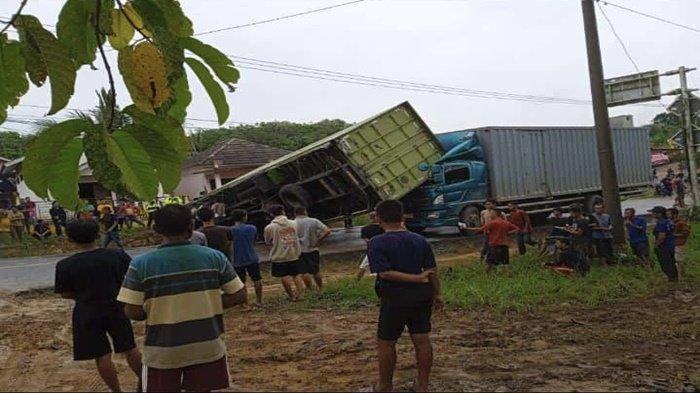 Ngerem Mendadak, Truk Hino Box Melintang di Jalintim Muba, Hantam Kabin ...
