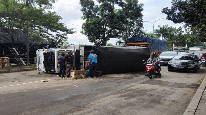 Truk Bermuatan Jeruk Terguling di Palembang, Sopir Hindari Kendaraan Rem Mendadak - Sripoku.com