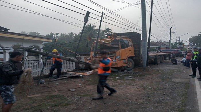 Sopir Mengantuk, Truk Tronton Hantam Tiang Listrik dan Pagar Masjid di ... Sopir Mengantuk, Truk Tronton Hantam Tiang Listrik dan Pagar Masjid di ...