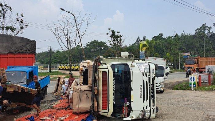 Hendak Isi Solar, Mobil Pengangkut Kursi dari Jepara Terguling di ...
