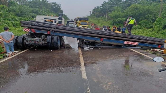Truk Tronton Melintang di Jalantim Palembang Jambi, Macet Sepanjang 3 ...