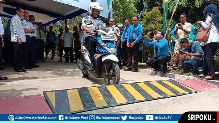 Dishub OKI Sosialisasi One Way Speed Bump Hasil Ciptaan Siswi MAN Insan ...