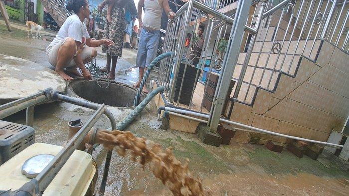 Warga Desa Banjarsari Lahat Krisis Air Bersih, Sumur Tercemar Lumpur Akibat Banjir - Sripoku.com