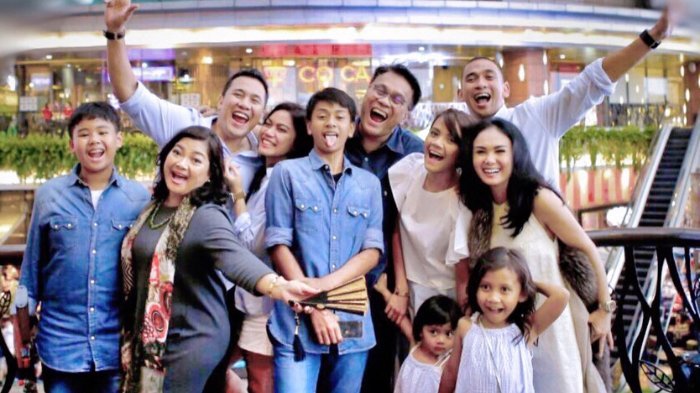 Potret Harmonis Yuni Shara & Keluarga Mantan Suami, No.3 Bikin Adem Kompak Abis! - Sripoku.com