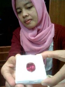 Harga Ruby Ini Rp 117 Juta - Sripoku.com