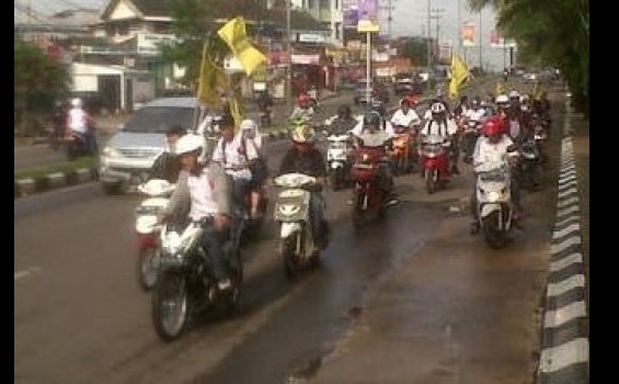 Pelajar Berseragam SMA Konvoi Bermotor - Sripoku.com