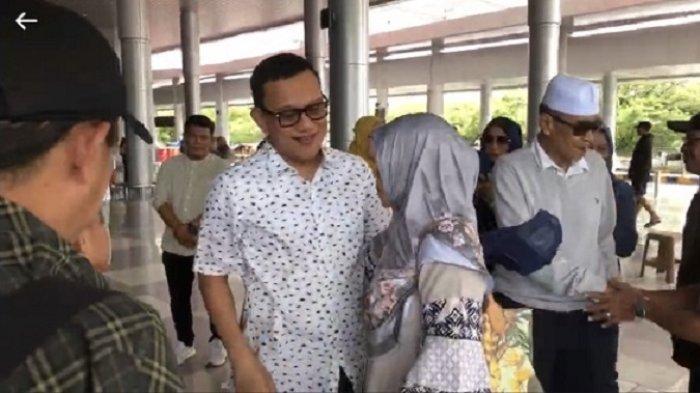 Keluarga dan Kerabat Lepas Menteri P2MI Abdul Kadir Karding di Bandara ...