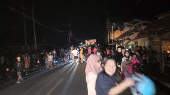 Listrik Sering Padam, Warga Demo Tutup Jalan di Batui Banggai - Tribunpalu.com