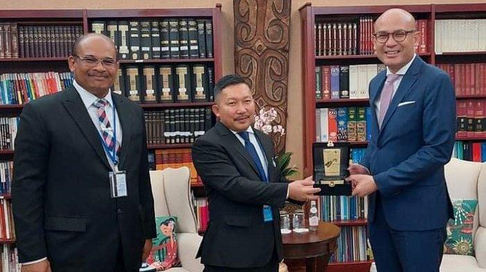 Bupati Banggai Promosikan Kain Batik Nambo di Amerika Serikat ...