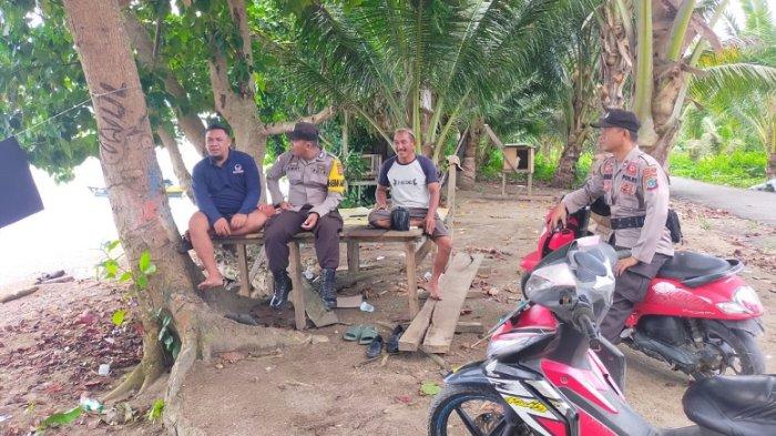 Polisi Patroli Sambang Warga di Tojo Barat Touna, Sampaikan Pesan Kamtibmas - Tribunpalu.com