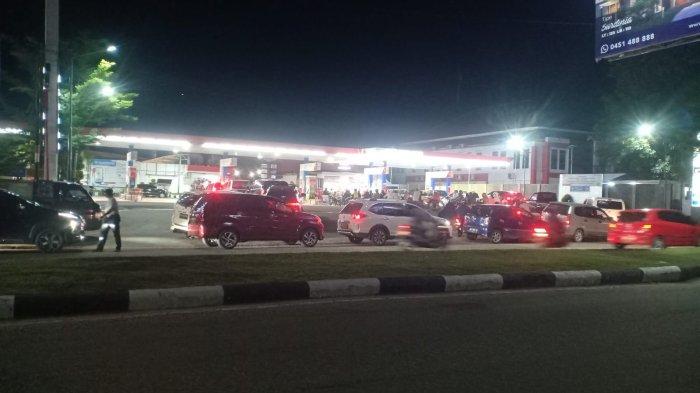 Malam-malam Antrean Kendaraan di SPBU Jl Moh Yamin Palu Mengular ...