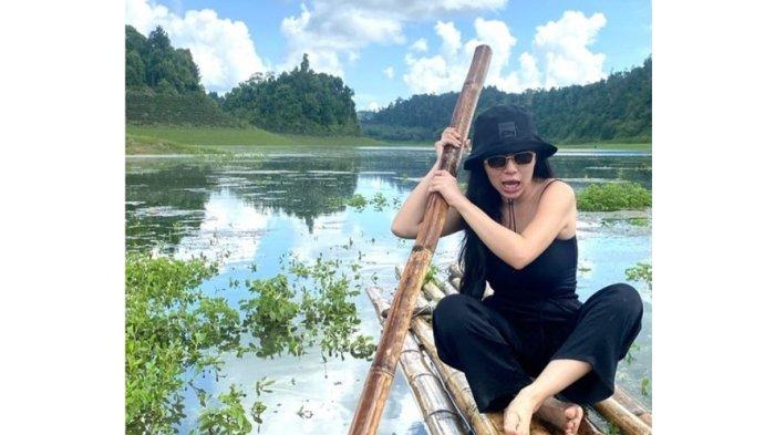 Artis Cantik Ariel Tatum Berlibur ke Danau Tendetung Banggai Kepulauan ...