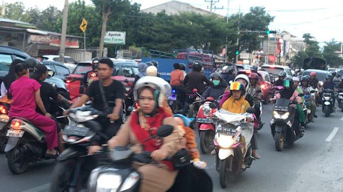 Lalulintas di Jl Emy Saelan Padat Merayap Usai Jokowi Tinggalkan Kota ... Lalulintas di Jl Emy Saelan Padat Merayap Usai Jokowi Tinggalkan Kota ...