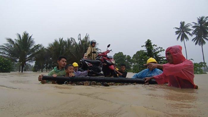 Banjir di Batui Banggai, Warga Inisiatif Buat Rakit Angkut Motor ...