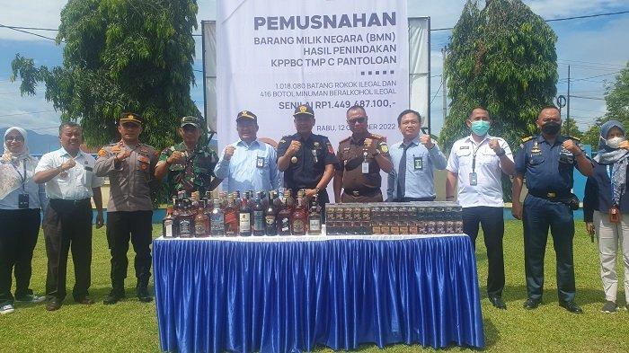 Bea Cukai Pantoloan Musnahkan 1 Juta Batang Rokok dan 416 Botol Miras Ilegal - Tribunpalu.com