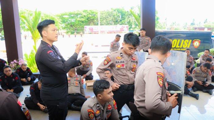 Kesiapan Tahap Inti Pilkada 2024, Polres Banggai dan Brimob Latihan Dalmas Gabungan - Tribunpalu.com