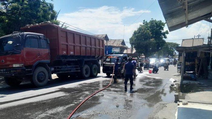 Damkarmat Bersihkan Tumpahan Solar di Jl Wahid Hasyim Palu Barat - Tribunpalu.com