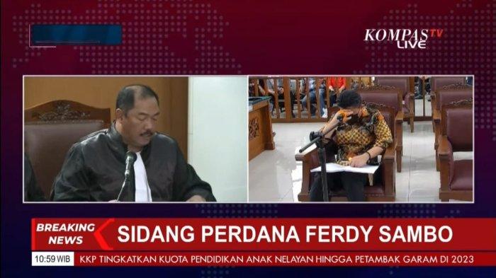 Jalani Sidang Perdana, Inilah Penampakan Ferdy Sambo: Terlihat Tundukkan Kepalanya Sambil Bawa ...
