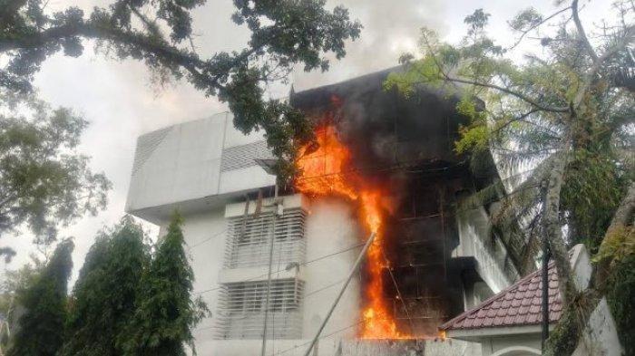 Diduga Korsleting Listrik! Dua Lantai Sisi Kiri Gedung Disdik Sumut Terbakar, Ini Fungsinya ...