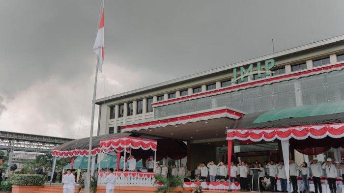 Diguyur Hujan, Peserta Upacara HUT RI ke-78 di IMIP Tetap Semangat Kibarkan Merah Putih ...