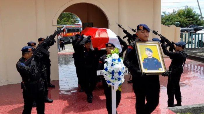 Kapolri Beri Atensi ke Keluarga Briptu Anumerta Alfando Karamoy yang ...