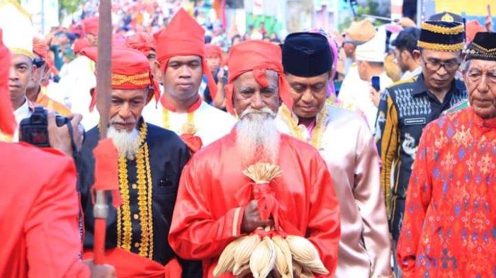 26 Ribu Wisatawan Kunjungi Festival Malabot Tumbe Banggai Laut, Putaran ...