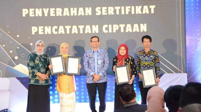 Kakanwil Kemenkumham Sulteng Serahkan 4 Sertifikat Hak Cipta pada Pemprov Sulteng - Tribunpalu.com