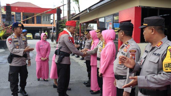 AKBP Arthur Sameaputty Disambut Tarian Adat di Polres Poso - Tribunpalu.com