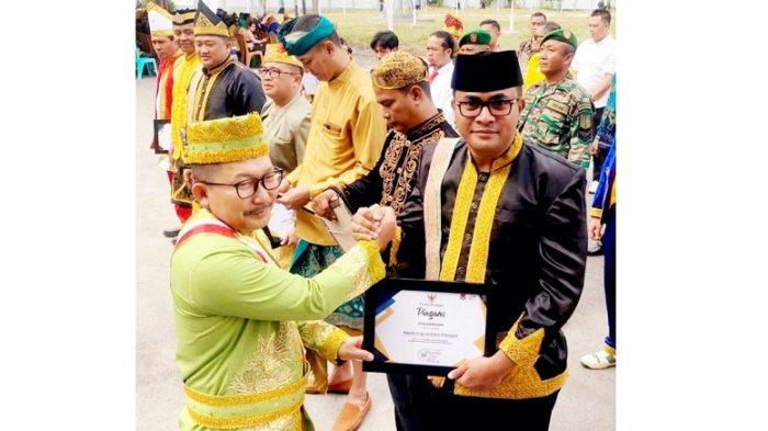 Kepala Imigrasi Banggai Terima Penghargaan di HUT ke-63 Kabupaten Banggai - Tribunpalu.com