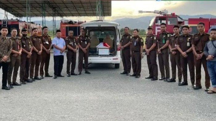 Kajari Parimo Lepas Jenazah Kasubsi Cabjari Moutong Menuju Kampung ...