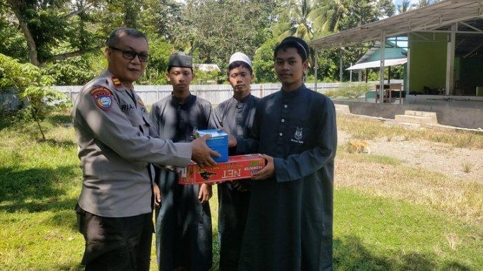 Polres Poso Beri Bantuan Alat Olahraga ke Pesantren di Kalora, Bentuk ...