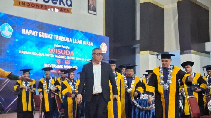 Ahmad Ali Beri Beasiswa S2 pada Semua Lulusan Terbaik Wisuda Ke-125 ...