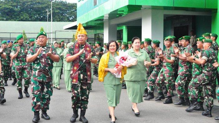 Diterima Dengan Tradisi Sarat Makna, Brigjen TNI Deni Gunawan Mulai ...