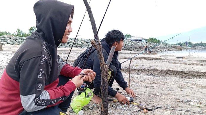 Warga Manfaatkan Waktu Libur Lebaran Dengan Memancing di Pantai Kampung ...