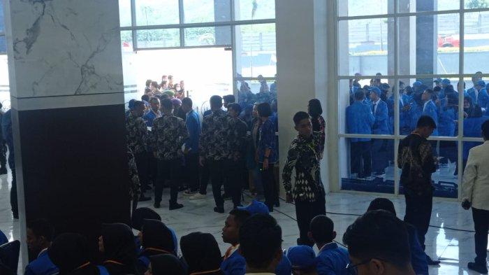 Jelang Kehadiran Presiden, Puluhan Mahasiswa 'Desak' Masuk Auditorium ... Jelang Kehadiran Presiden, Puluhan Mahasiswa 'Desak' Masuk Auditorium ...
