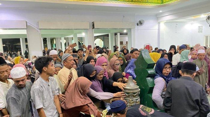Haul Guru Tua, Peziarah Padati Kompleks Makam Habib Idrus Bin Salim ...