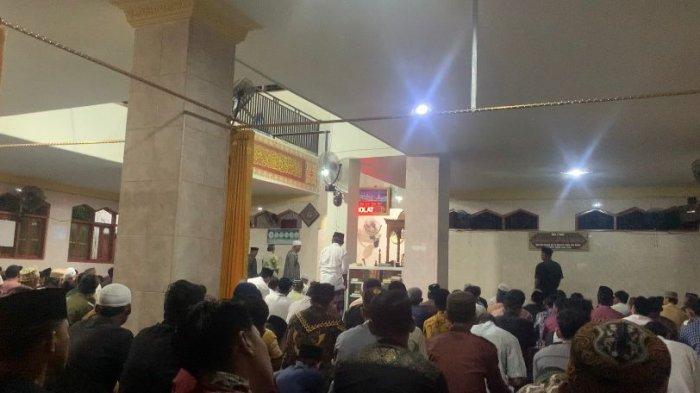 Masjid Al Istighfar Tondo Dipadati Jamaah Tarawih, Salat Hingga di ...