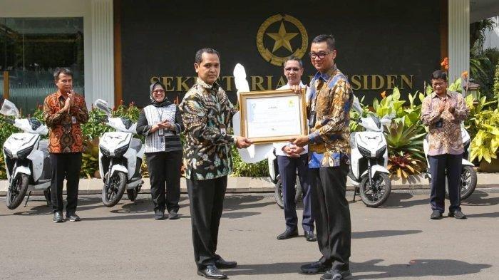 PLN Serahkan Sertifikat Listrik Ramah Lingkungan untuk 5 Istana Kepresidenan - Tribunpalu.com