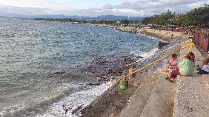 Sampah Kayu Cemari Keindahan Pantai Kampung Nelayan Palu - Tribunpalu.com