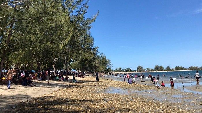Liburan Idulfitri 2023, Ribuan Warga Padati Pantai Moian Desa Palapi ...