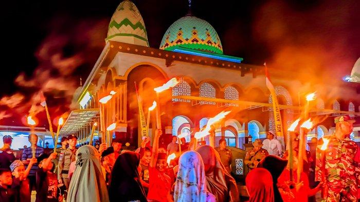 Pawai Obor Sambut Hari Raya Idul Adha 1445 H di Kolonodale Morowali ...